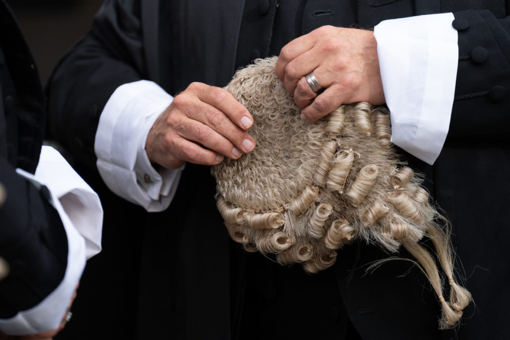 People forced to choose between jury duty and feeding children - Sinn ...