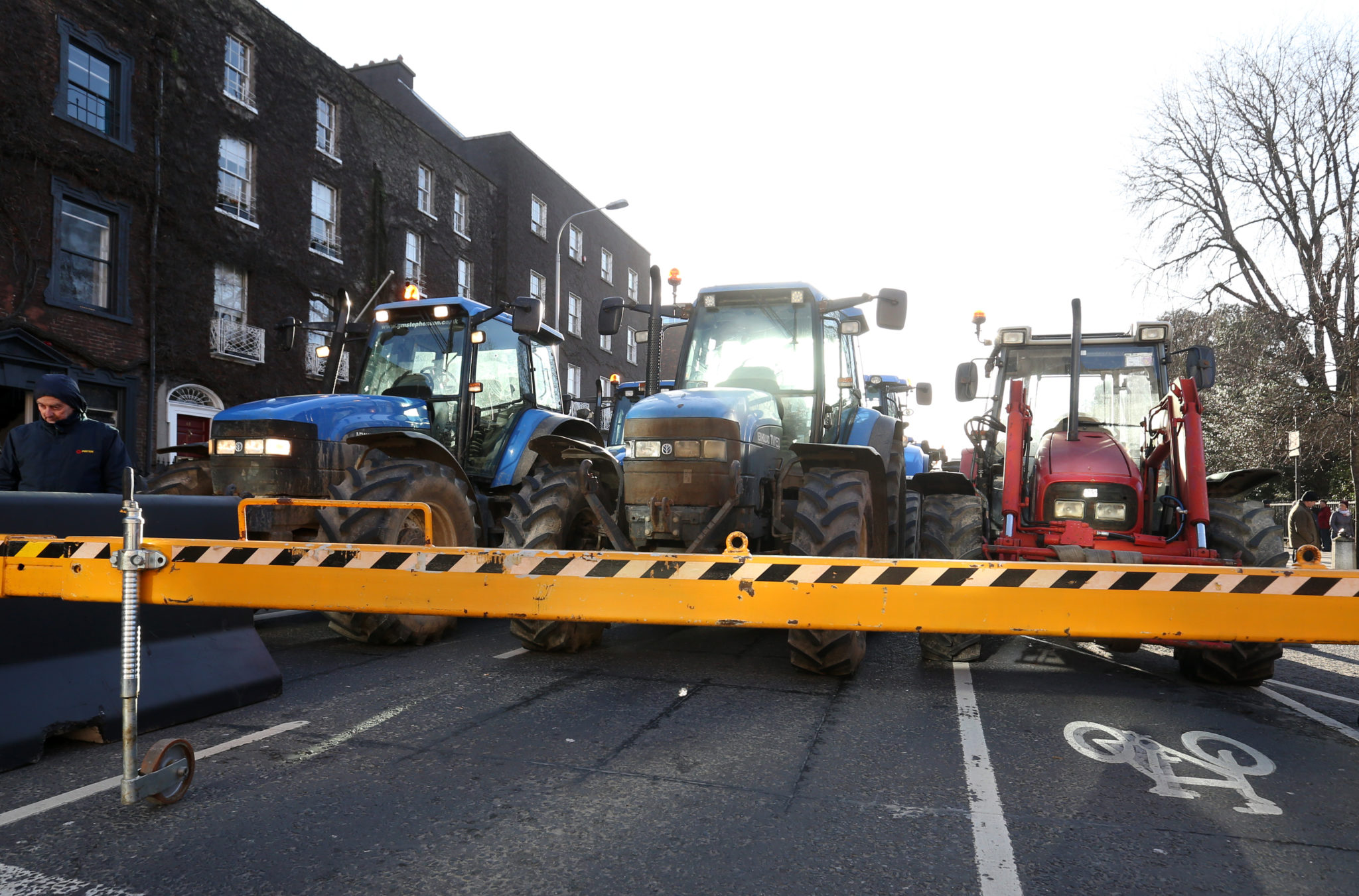 Farmers begin to move towards Dublin Port as tractor protest continues ...