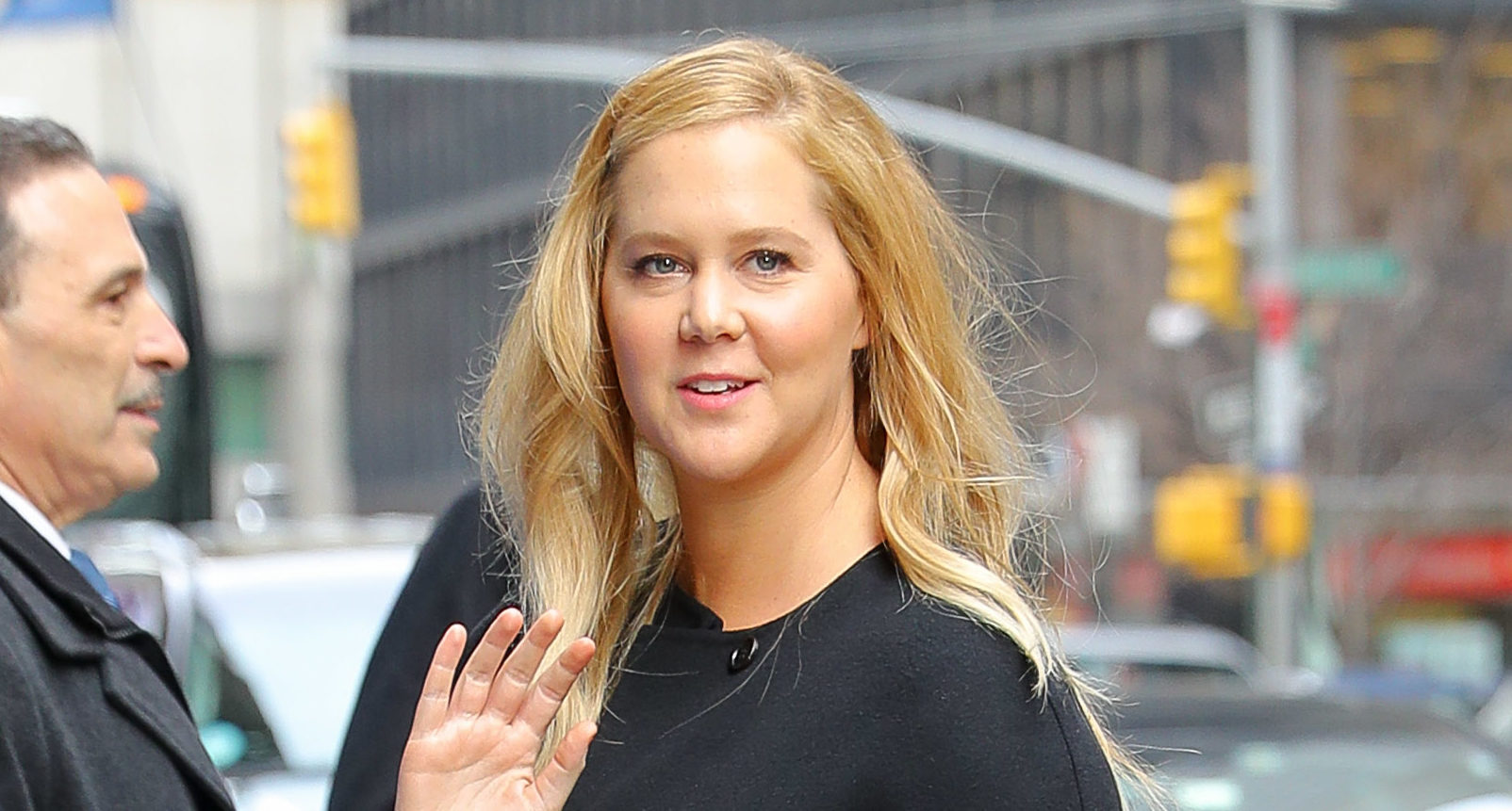 WATCH: Amy Schumer Surprises Her Father With Adorable Sign Outside His ...