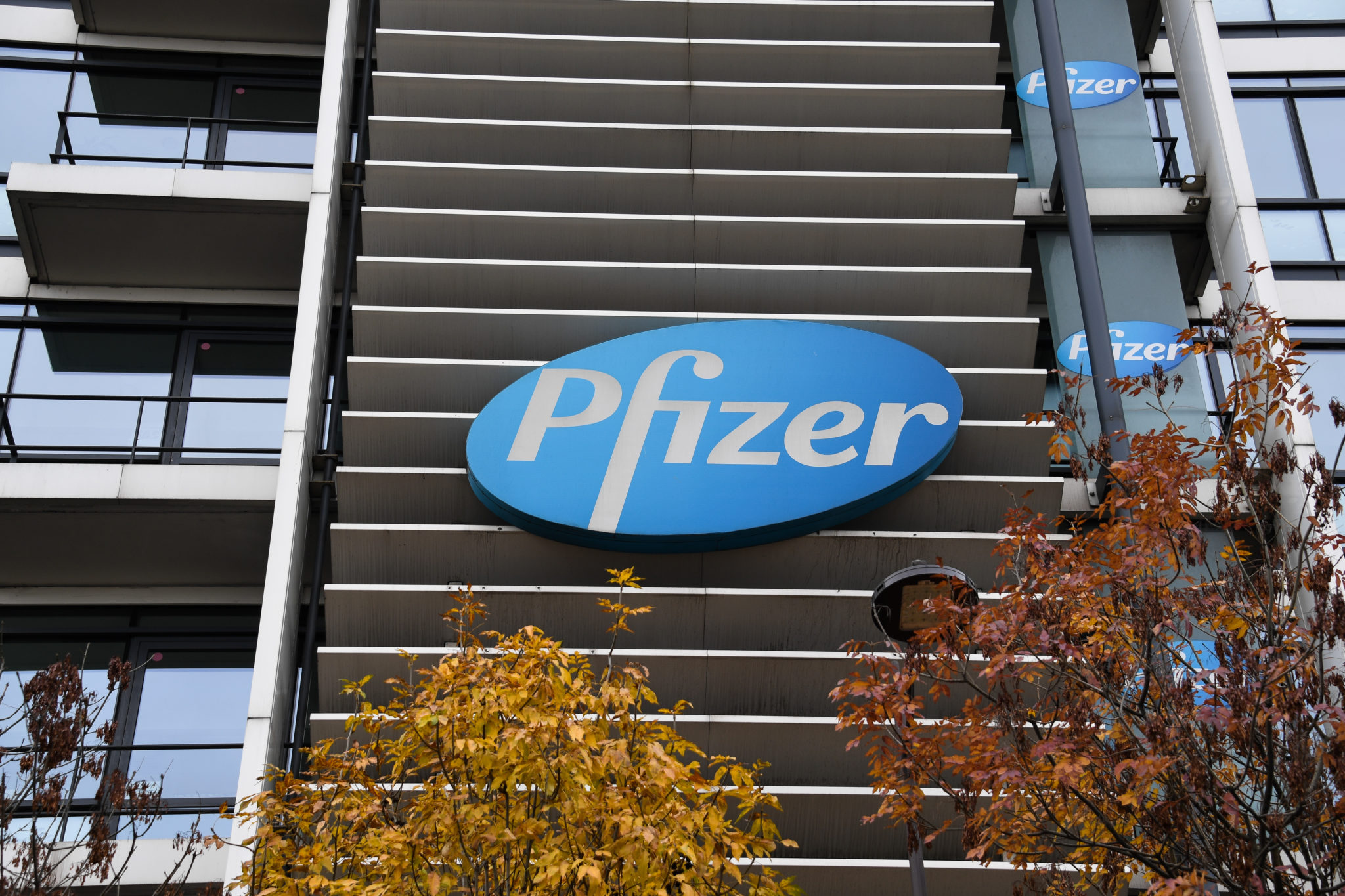 Coronavirus: Pfizer to submit vaccine for approval 'within days' | Newstalk