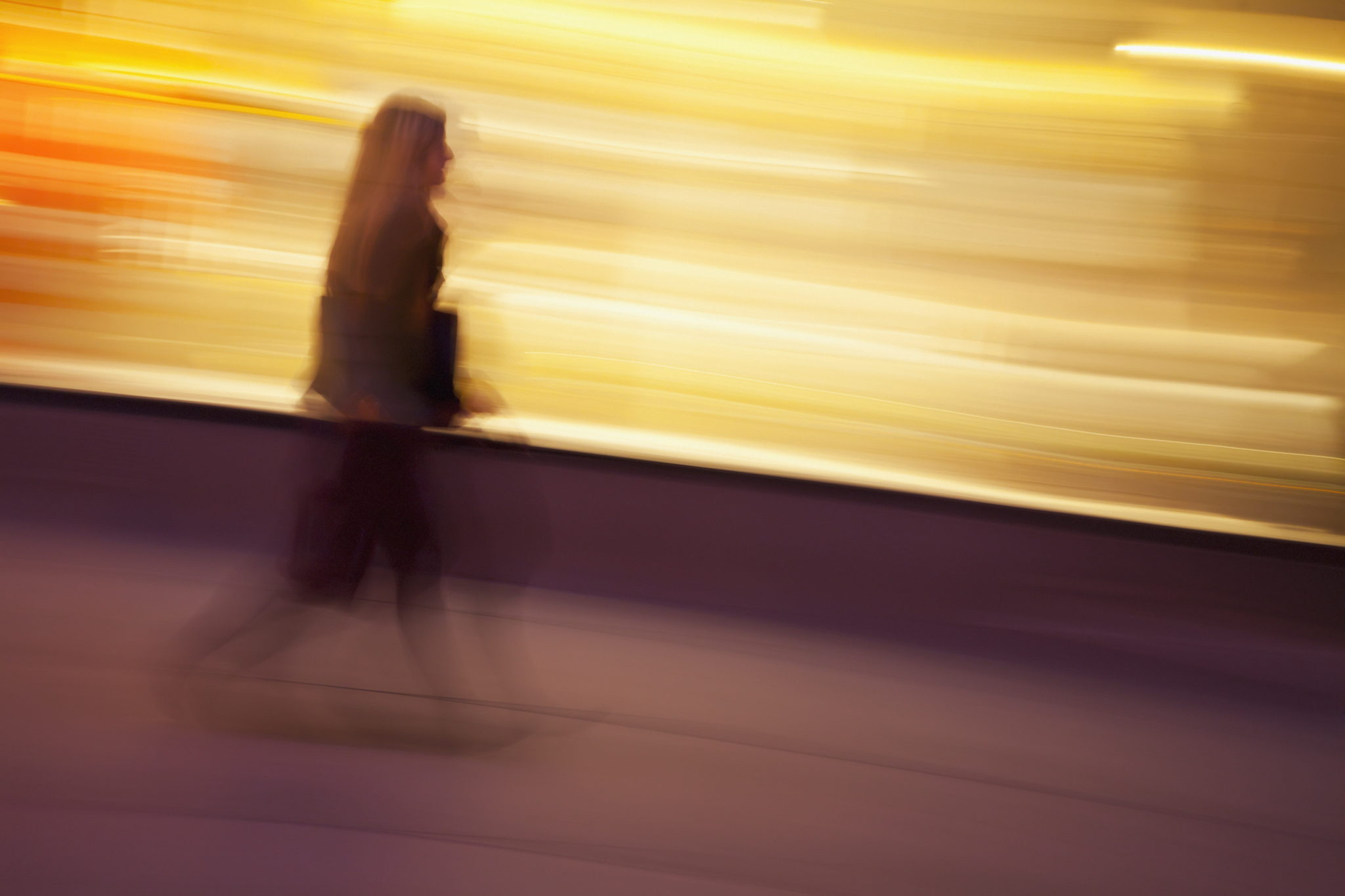 Nearly 9 in 10 women feel uncomfortable walking alone after dark | Newstalk