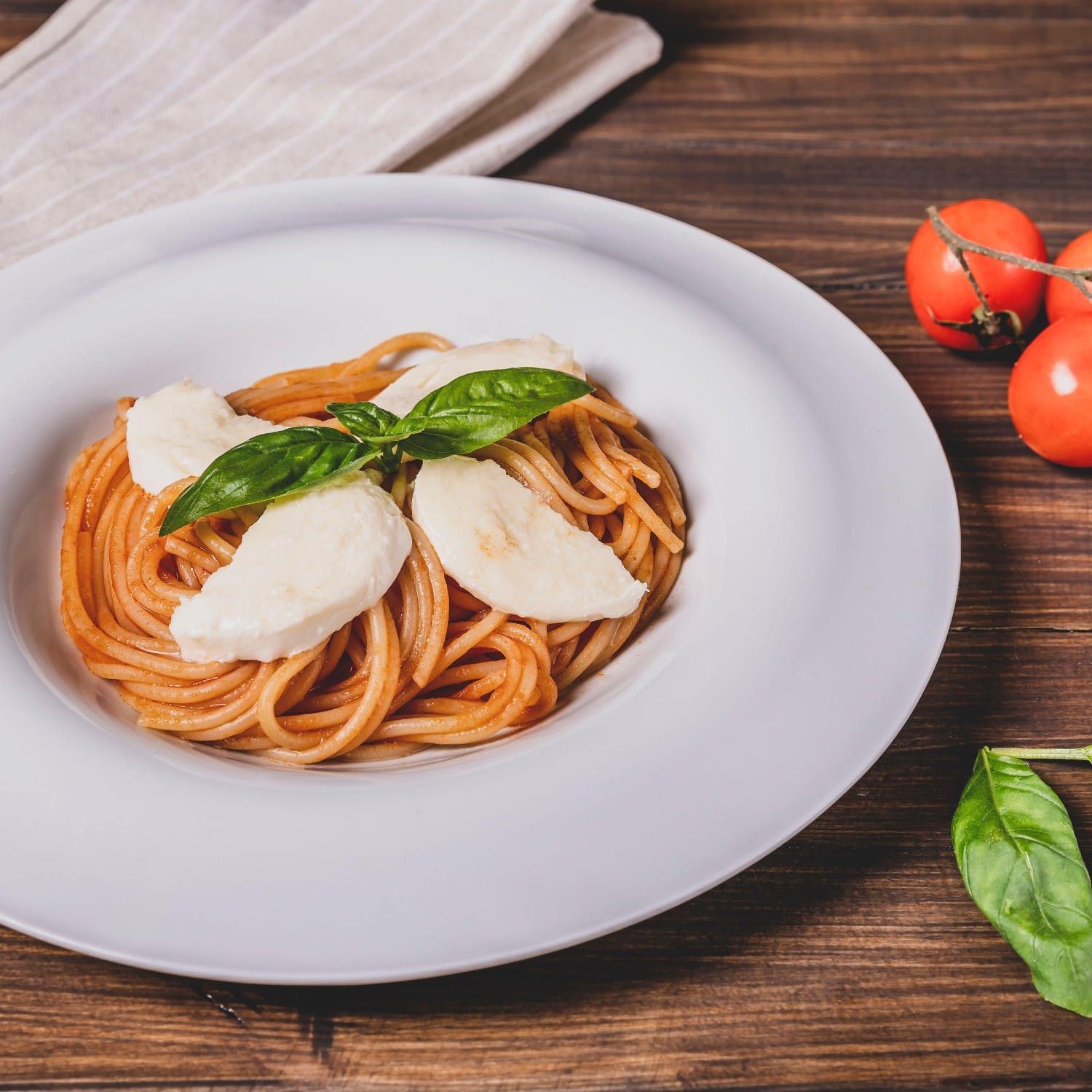 Food With Gareth: Spaghetti with tomato, basil, mozzarella and garlic ...