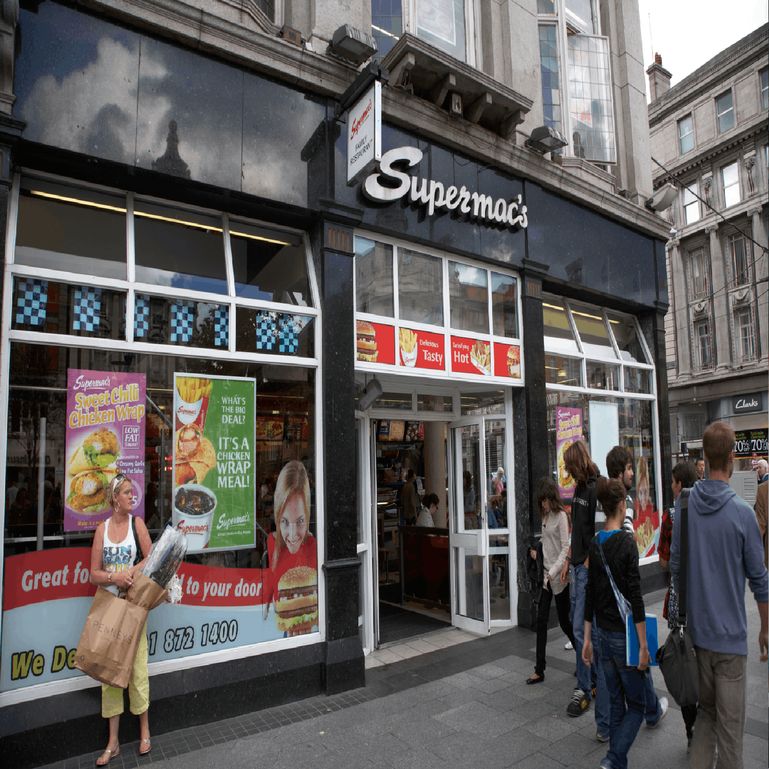 Should jobs be allowed to offer accommodation as a perk? | Newstalk