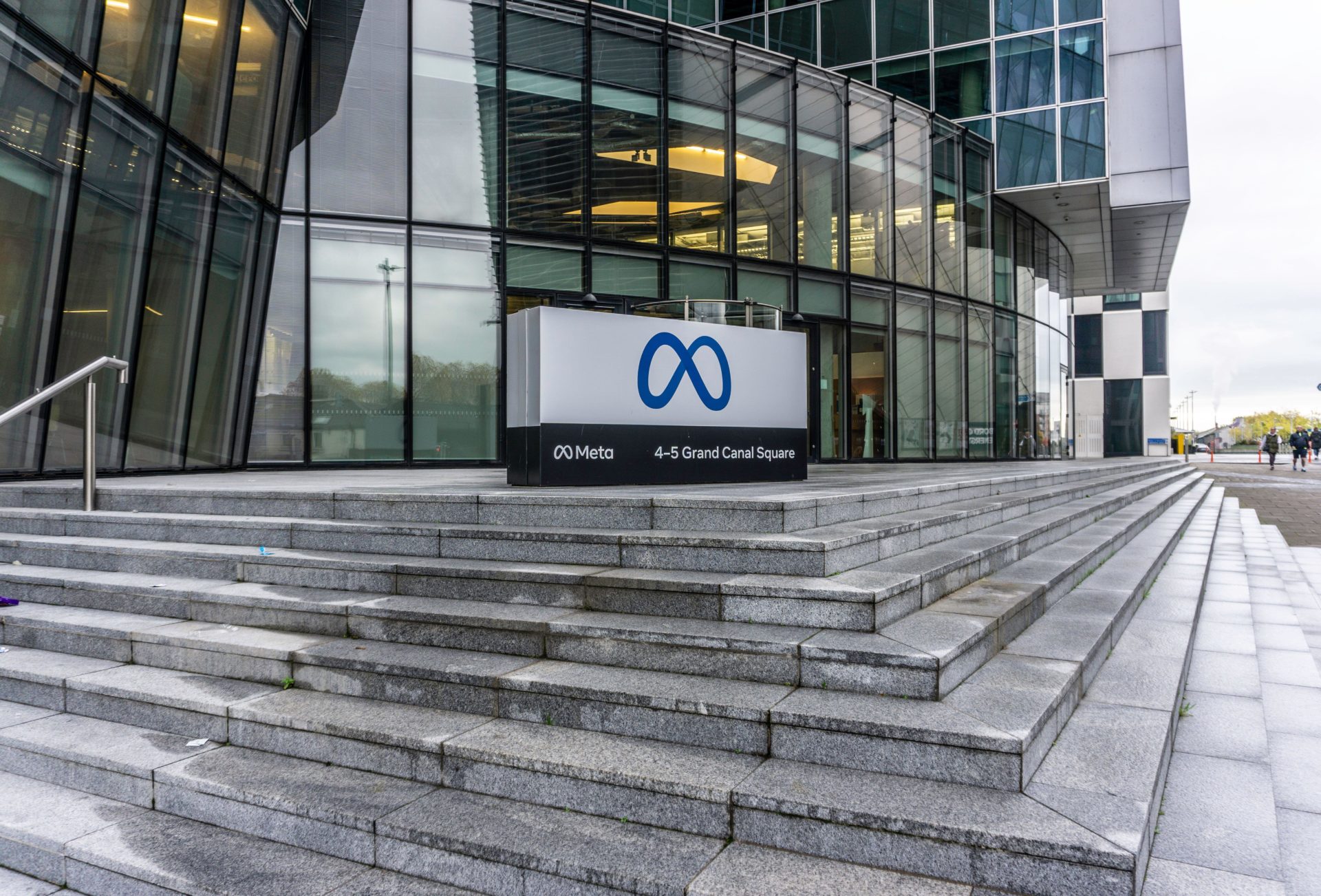 Meta set to cut almost 500 jobs in Ireland | Newstalk