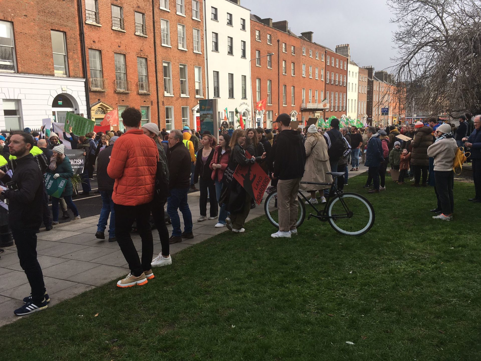 Thousands attend anti-racism rally in support of refugees | Newstalk